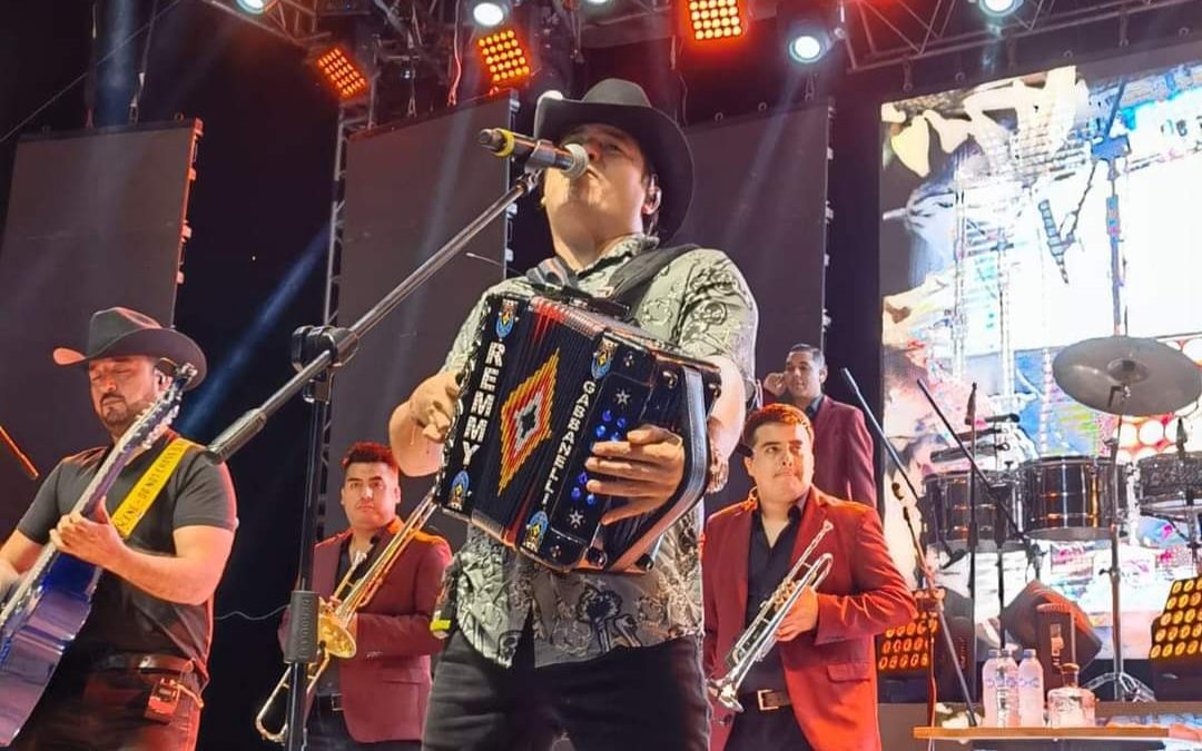 Remmy Valenzuela le canta a Mazatlán | Mazatlan es mi Tierra